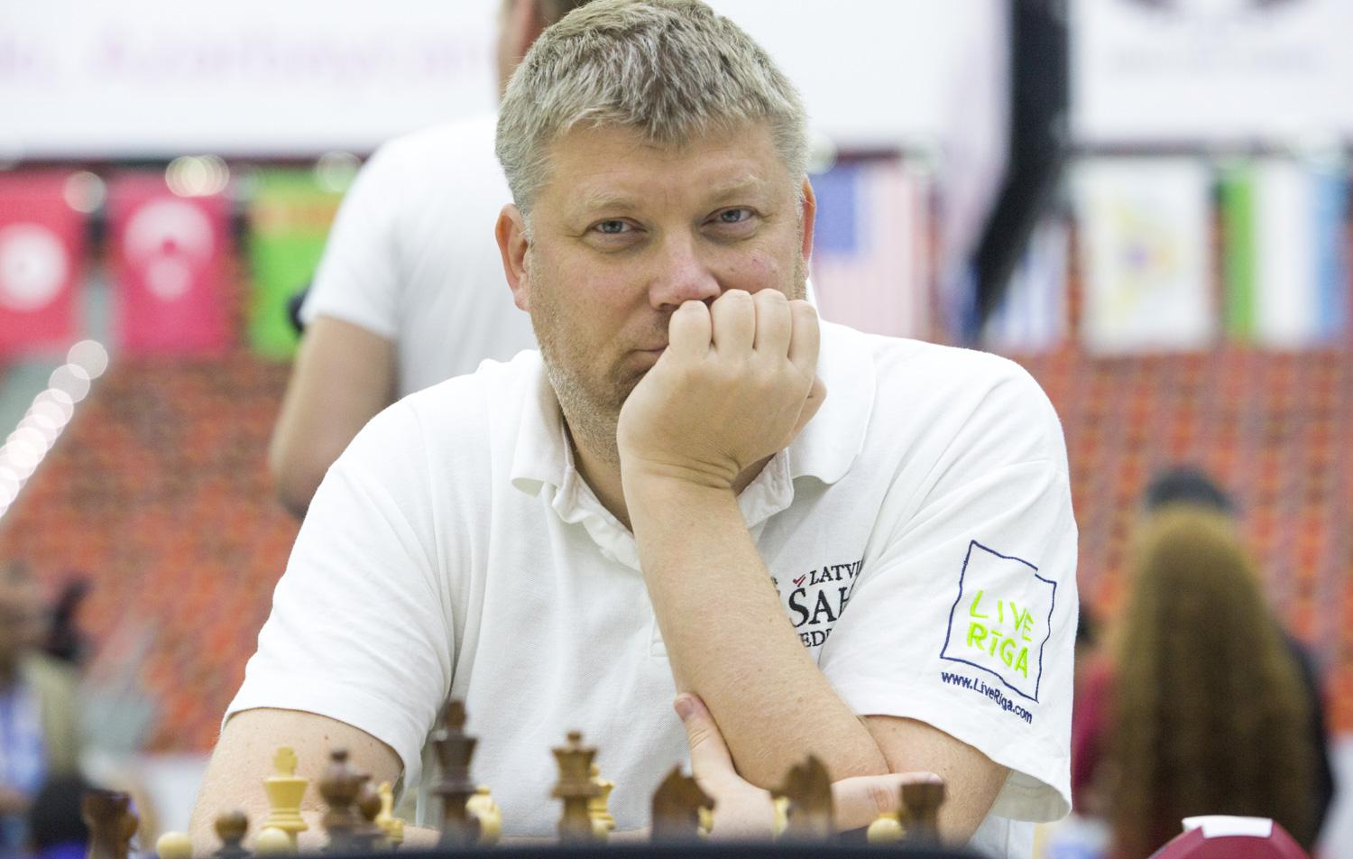 Alexei Shirov: New "Fire on the board" Book #1 for tactics
