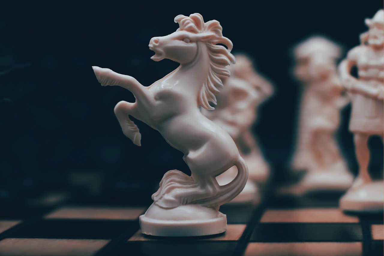 how does the knight move in chess: Learn the 3 different ways to play ...